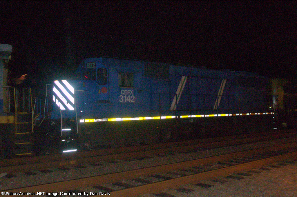 CEFX SD40M-2 3142 trails on Q301-05